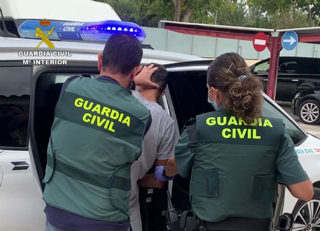 La Guardia Civil detiene a dos jóvenes dedicados a cometer robos en interior de vehículos ...