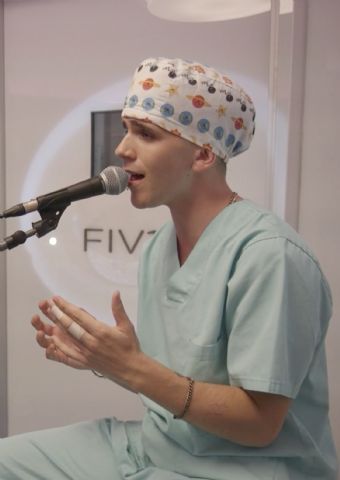 El cantante trans Hugo Marlo actúa en Institut Marquès para reivindicar ...