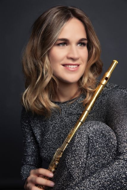 La solista de flauta de la orquesta de la radio de Frankfurt actúa con ...