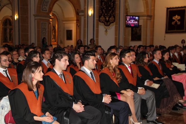 Acto de Imposición de Becas y Entrega de Diplomas a los alumnos del ...