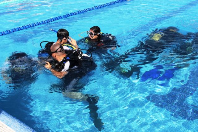 Alumn@s de 4° de la E.S.O. se inician en la práctica del buceo ...