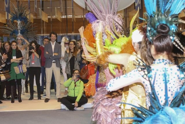 El consejero de Turismo invita a los visitantes del stand de la Región ...