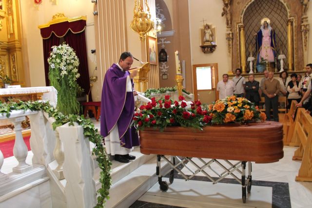 Varios centenares de personas le dan el último adios al gran actor ...