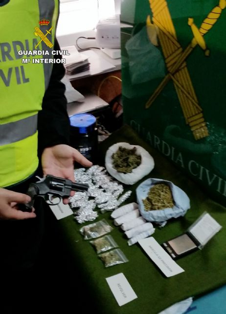 La Guardia Civil desmantela en Jumilla tres inmuebles dedicados al cultivo, secado y ...