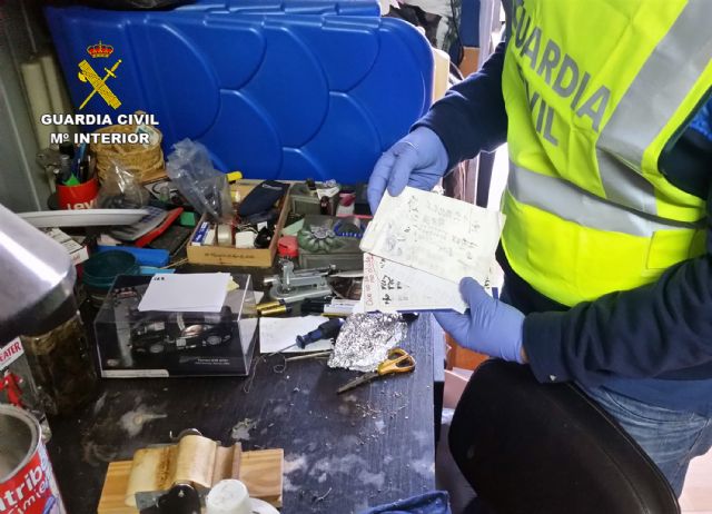 La Guardia Civil desmantela en Jumilla tres inmuebles dedicados al cultivo, secado y ...